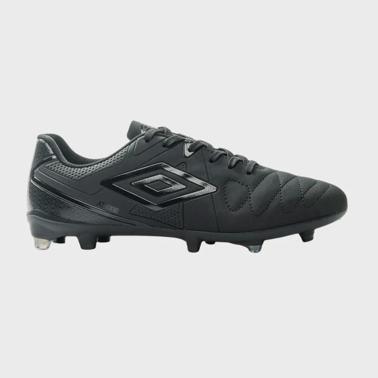 Chuteira de Campo Umbro Attak Eternal - Adulto | Centauro
